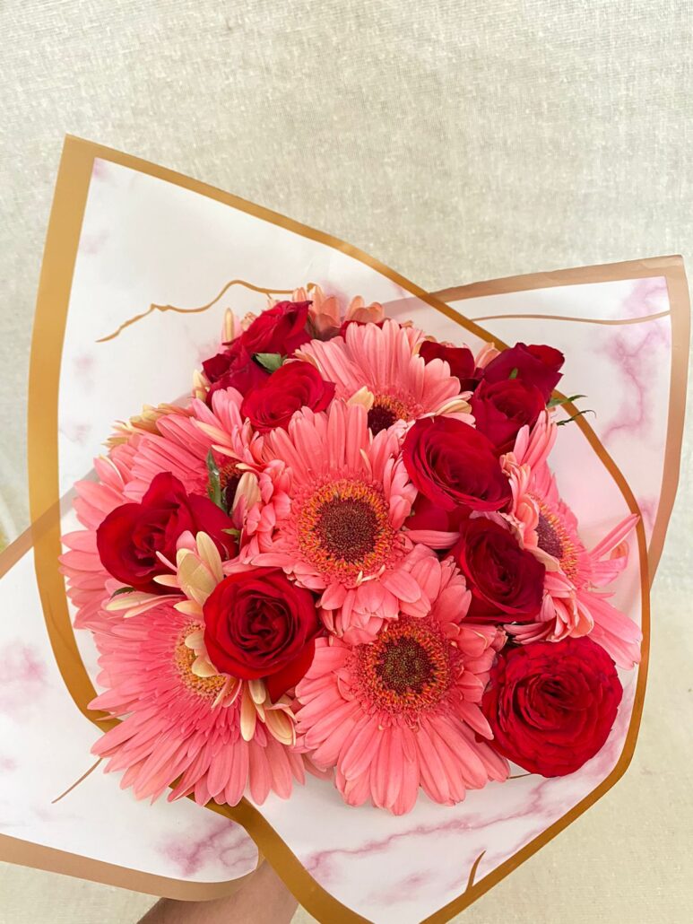 10 Gerberas y 12 Rosas color ROJO... - Flores4U