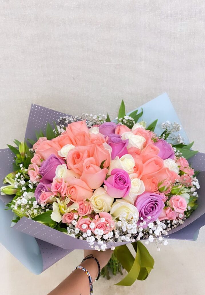 Ramo de 48 rosas rosas combinado - Flores4U